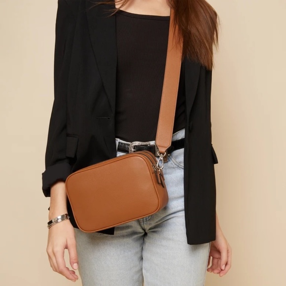 Leatherology | Bags | Leatherology Meadow Double Zip Camera Bag | Poshmark